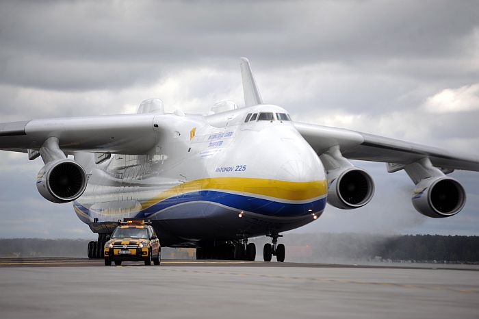 Foto: Rīgas lidosta uzņem pasaulē lielāko lidmašīnu | LA.LV