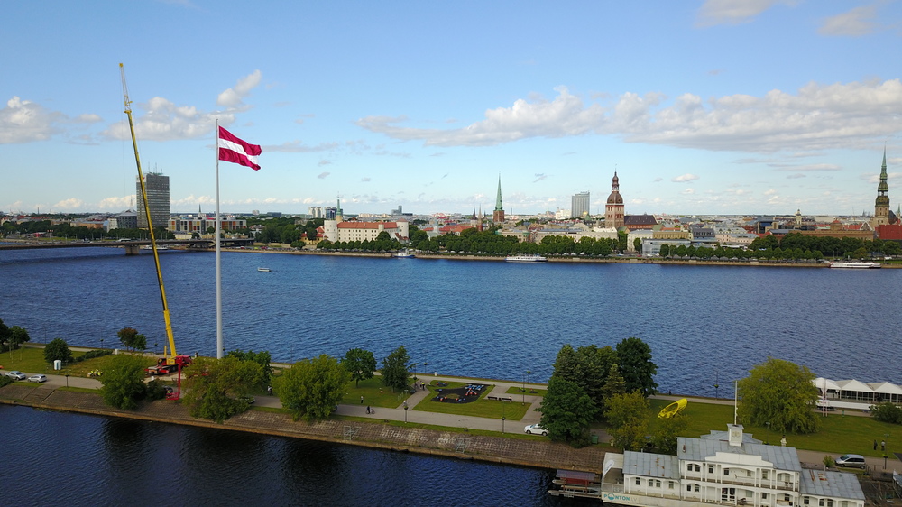Prieks! Rīgā uzstāda augstāko un lielāko Latvijas karoga mastu | LA.LV