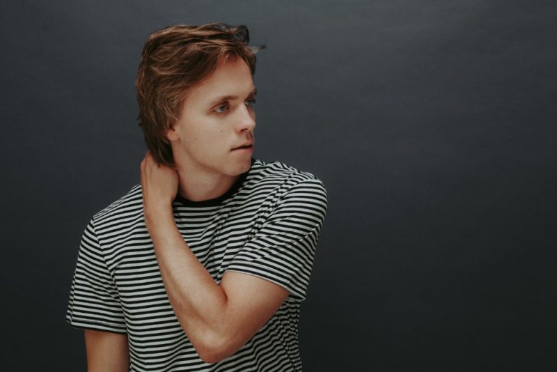 VIDEO: Chris Noah aicina uz koncertu Latvijas Nacionālajā bibliotēkā | Kokteilis.lv