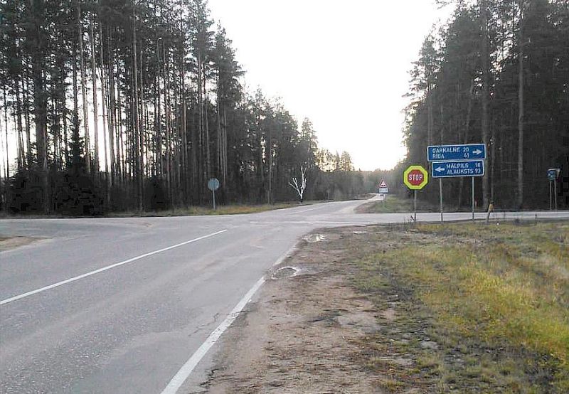 Notikušajam nebija liecinieku… Kravas auto neapstājās pie “STOP” zīmes ...