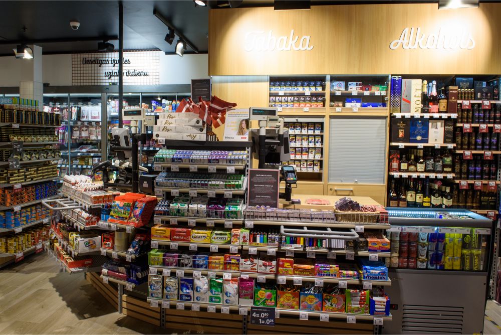 FOTO. Vecrīgā durvis ver jaunā koncepta “Rimi Express” veikals | LA.LV